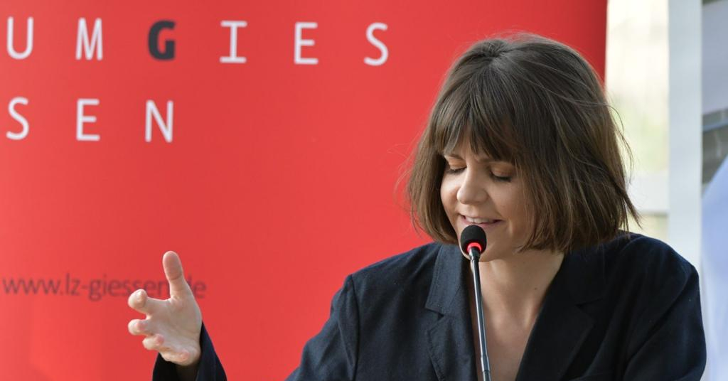 MTTR. Julia Friese präsentiert ihr literarisches Debüt | LZG ...